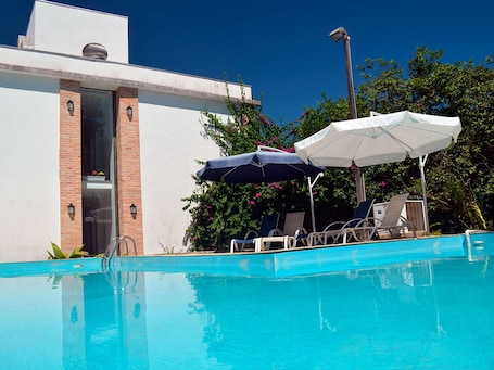 Piscina externa, funciona das 9h às 21h, guarda-sóis, espreguiçadeiras. Pousada Omnimare