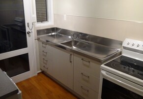 Geladeira, micro-ondas, cafeteira/chaleira, chaleira elétrica