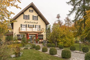 Um edifício de dois andares com varanda e uma placa com o nome "Lindenhof".