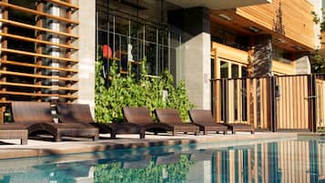 Piscina exterior, espreguiçadeiras