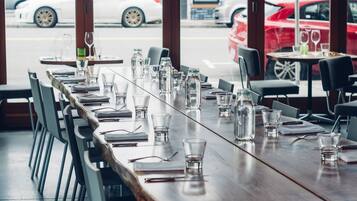 Pequenos-almoços e jantares servidos, incluindo cozinha americana