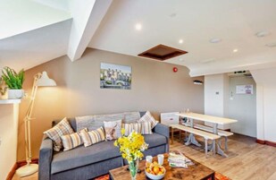 Apartamento luxo | Área de estar | TV LED 32 polegadas com canais a cabo, TV