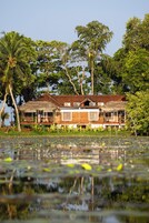 Lake Front Pool View | Roupas de cama premium, frigobar, cofres nos quartos