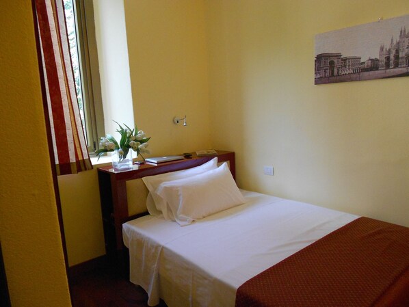 Quarto solteiro | Edredons de pluma, cofres nos quartos, escrivaninha, Wi-Fi de cortesia