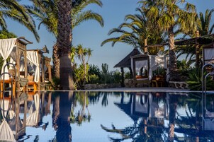 3 piscinas interiores, 2 piscinas exteriores, espreguiçadeiras 