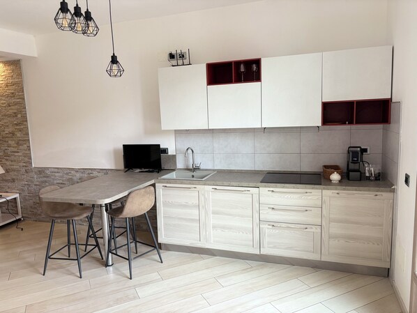Apartamento Comfort | Cozinha privada | Um forno, uma placa de cozinha, utensílios de cozinha, Congelador 