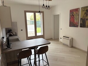 Apartamento Comfort | Sala de estar | Televisor de 32 polegadas com canais por cabo 