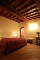 Lençóis italianos Frette, roupas de cama antialérgicas, frigobar