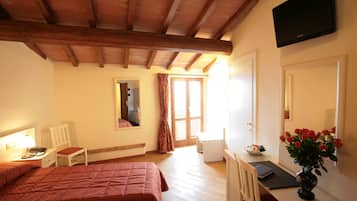 Quarto casal, sacada | Lençóis italianos Frette, roupas de cama antialérgicas, frigobar