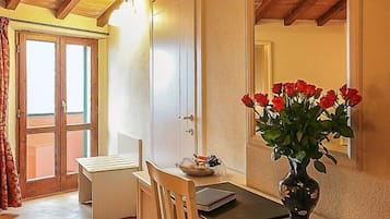 Quarto casal, sacada | Lençóis italianos Frette, roupas de cama antialérgicas, frigobar