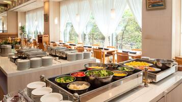 2 restaurantes, pequenos-almoços servidos