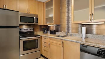 Geladeira grande, micro-ondas, cooktop, lava-louças