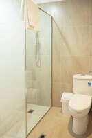 Quarto superior, 1 cama Queen | Frigobar (abastecido com itens grátis), escrivaninha, cortinas blackout