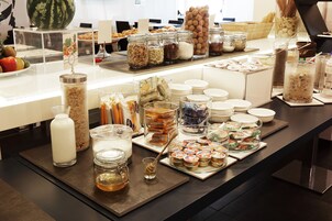 Pequenos-almoços, almoços, jantares servidos, cozinha internacional