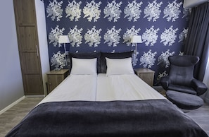 Suite, 1 cama de casal, não fumadores, varanda (Living Room) | Camas de colchão pillowtop, com mobília individualizada, secretária