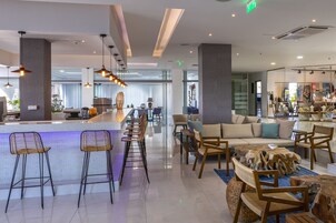 2 bares/lounges, saguão/lounge