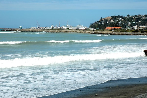 Praia de areia negra, toalhas de praia