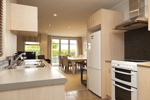 Suite, 3 quartos, banheira de hidromassagem | Cozinha privada | Um frigorífico, um micro-ondas, uma cafeteira/bule