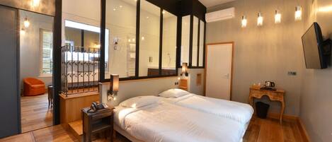 Quarto duplo | Escrivaninha, quartos à prova de som, Wi-Fi de cortesia, roupa de cama