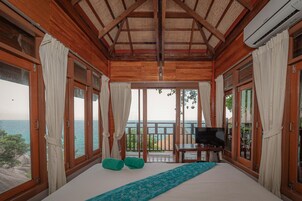 Prime Seafront Family Suite Villa | Minibar, secretária, secretária adequada para computadores portáteis 