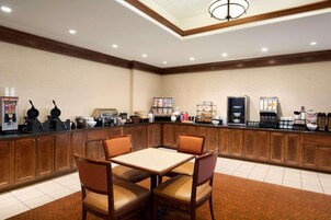 Café da manhã com buffet grátis todos os dias