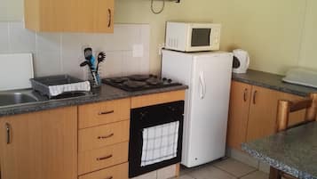 Cottage 2 | Cozinha privada | Um frigorífico, um micro-ondas