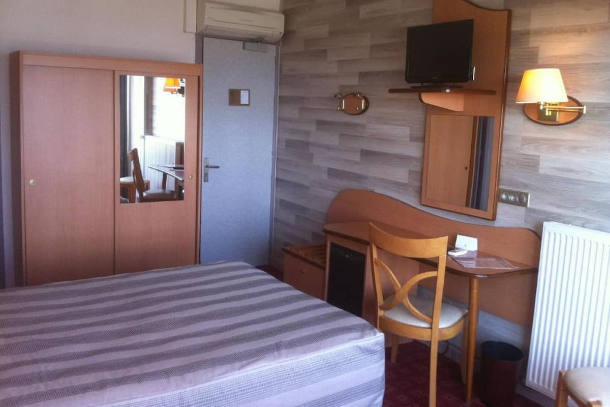 Frigobar, cofres nos quartos, escrivaninha, quartos à prova de som