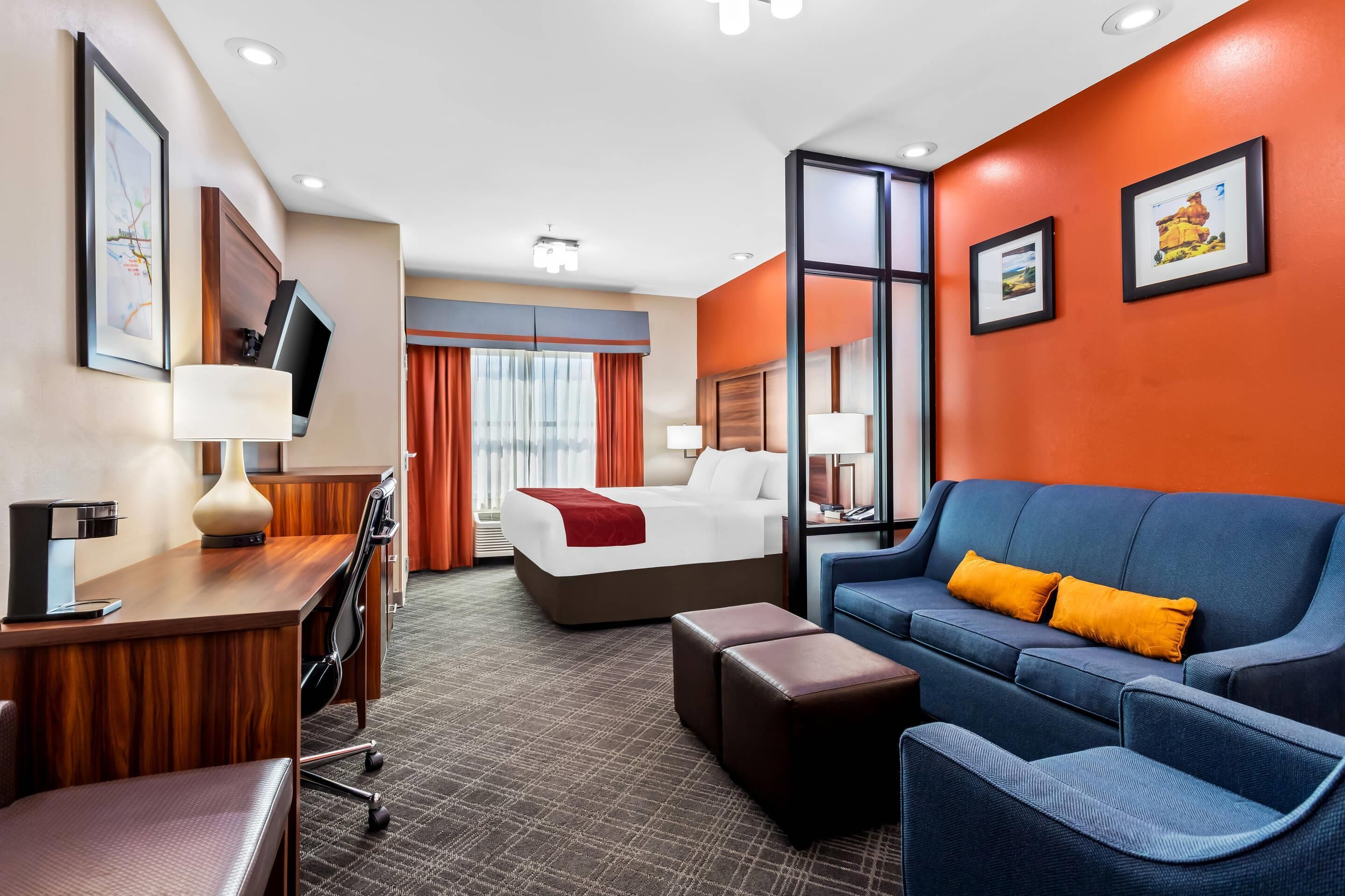 Camas com colchões pillow-top, escrivaninha