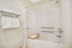 Quarto, 1 cama King, acessível, para não fumantes (Mobility) | Banheiro | Produtos de toalete grátis, secador de cabelo, toalhas de banho 