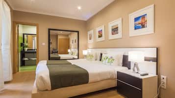 Quarto Twin Standard, 2 camas individuais | Cofre com capacidade para portátil, secretária