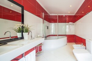 Quarto Duplo Deluxe | Casa de banho | Um polibã, artigos de higiene pessoal grátis, um secador de cabelo 