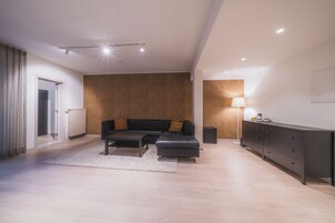 Suíte família (Large) | Área de estar | TV 32 polegadas com canais a cabo