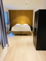 Suíte família (Large) | 2 quartos, Wi-Fi de cortesia, roupa de cama, despertadores