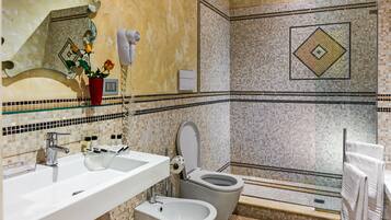 Quarto casal exclusivo de uso individual | Banheiro | Secador de cabelo, bidê, toalhas de banho