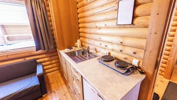 Cabana standard, 1 quarto | Cozinha privada | Geladeira, cooktop, cafeteira/chaleira, chaleira elétrica