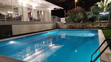 Piscina exterior, espreguiçadeiras