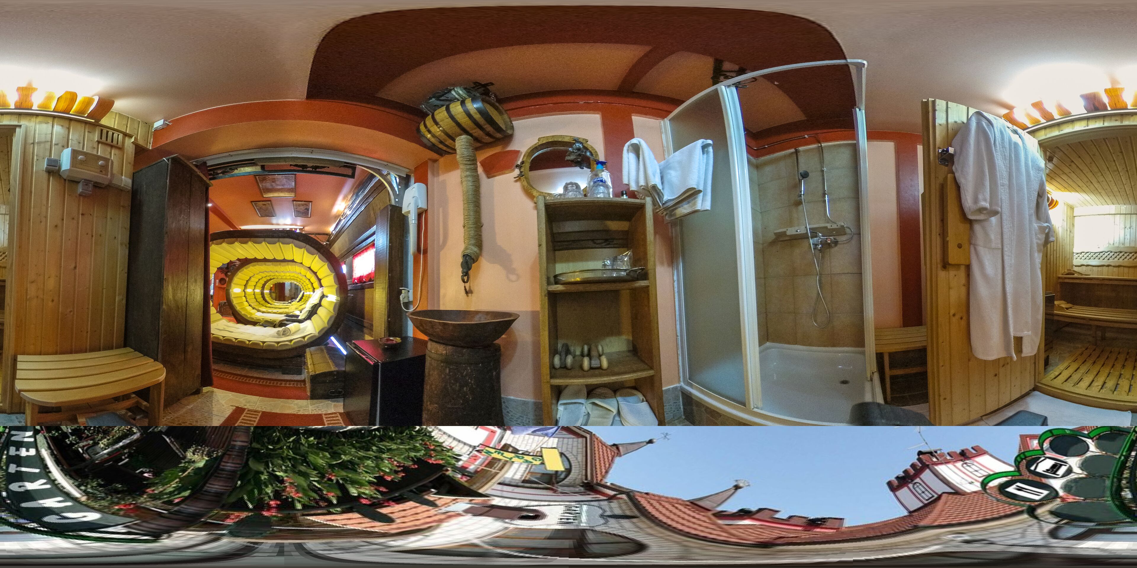 Quarto com decoração em madeira, um espelho grande, uma banheira e um chuveiro.