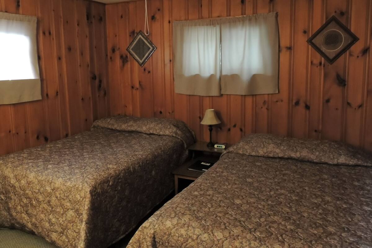 Quarto Standard, 2 quartos, não fumadores (Lakeside Two Bedroom Cottage) | Wi-fi grátis