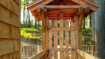 Casa na árvore, 1 cama King (Barn Owl, Adults Only) | Roupas de cama premium, cofres nos quartos, cortinas blackout