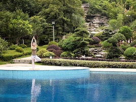 Piscina externa sazonal, funciona das 10h às 22h, espreguiçadeiras