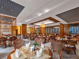 3 restaurantes: servem pequenos-almoços, almoços e jantares