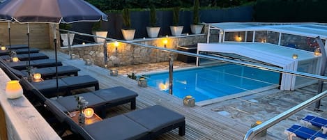 Piscina interna, funciona das 10h30 às 20h, guarda-sóis