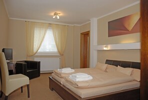 Quarto casal | Escrivaninha, cortinas blackout, ferros/tábuas de passar roupa