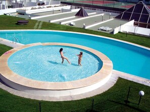Piscina externa sazonal, espreguiçadeiras