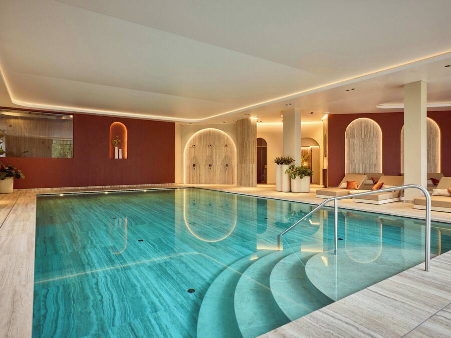 Piscina interior, espreguiçadeiras