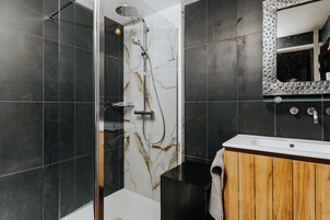 Suíte, banheira de hidromassagem, no jardim | Banheiro | Secador de cabelo, toalhas de banho