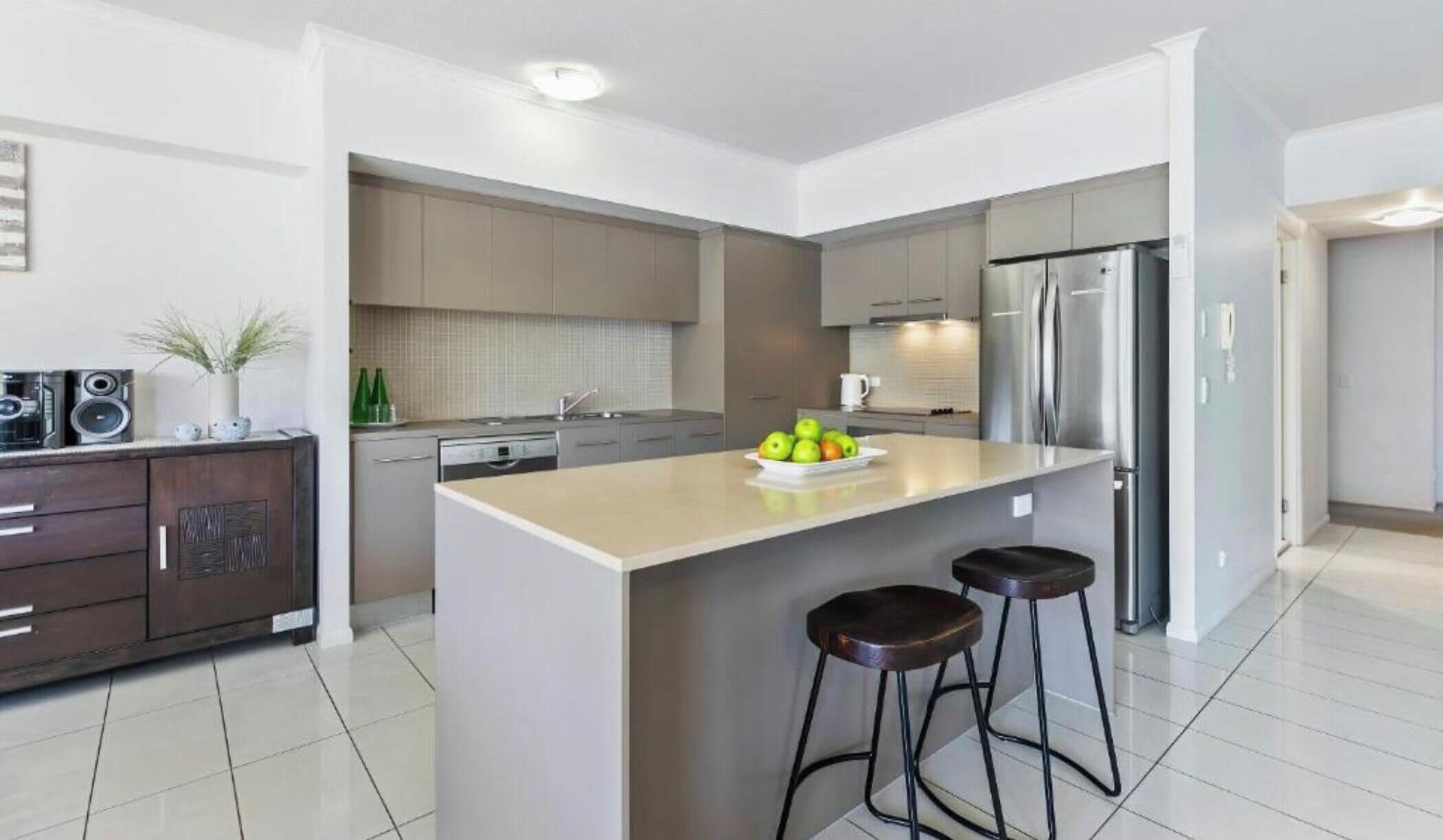 Apartamento, 3 quartos | Cozinha privada | Um frigorífico/congelador grande, um micro-ondas, uma placa de cozinha 