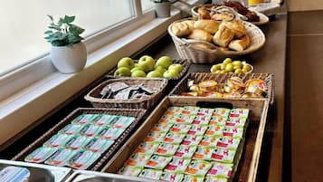 Pequeno-almoço tipo buffet diário (8 EUR por pessoa)