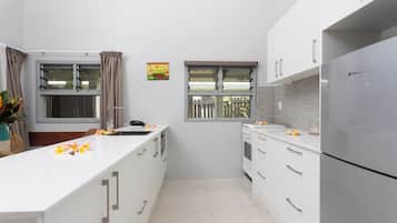 Villa, 1 cama king-size, junto ao jardim | Cozinha privada | Um frigorífico/congelador grande, um micro-ondas, uma placa de cozinha