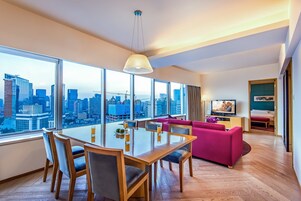 Apartamento Executivo, 2 quartos | Sala de estar | Televisor de 24 polegadas com canais digitais 